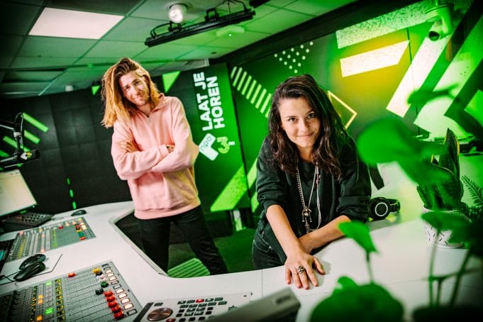 Nieuw logo en nieuwe slogan: zo ziet de studio van 3FM er nu uit ...