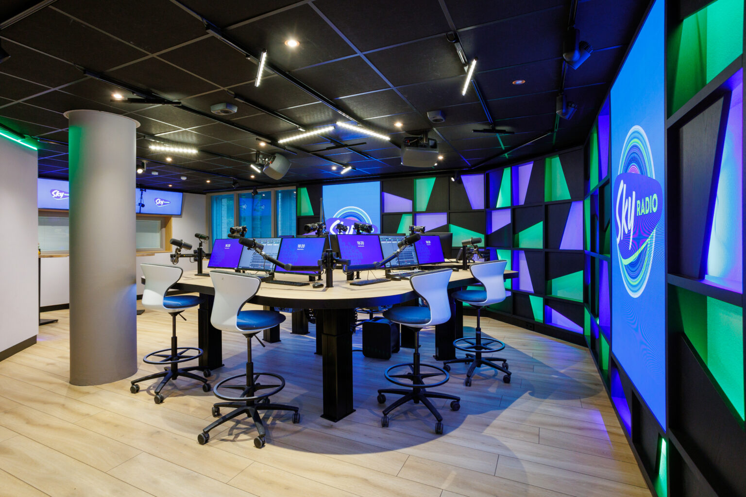 Dit is de nieuwe studio van Radio Noordzee (en back-up van andere Talpa ...